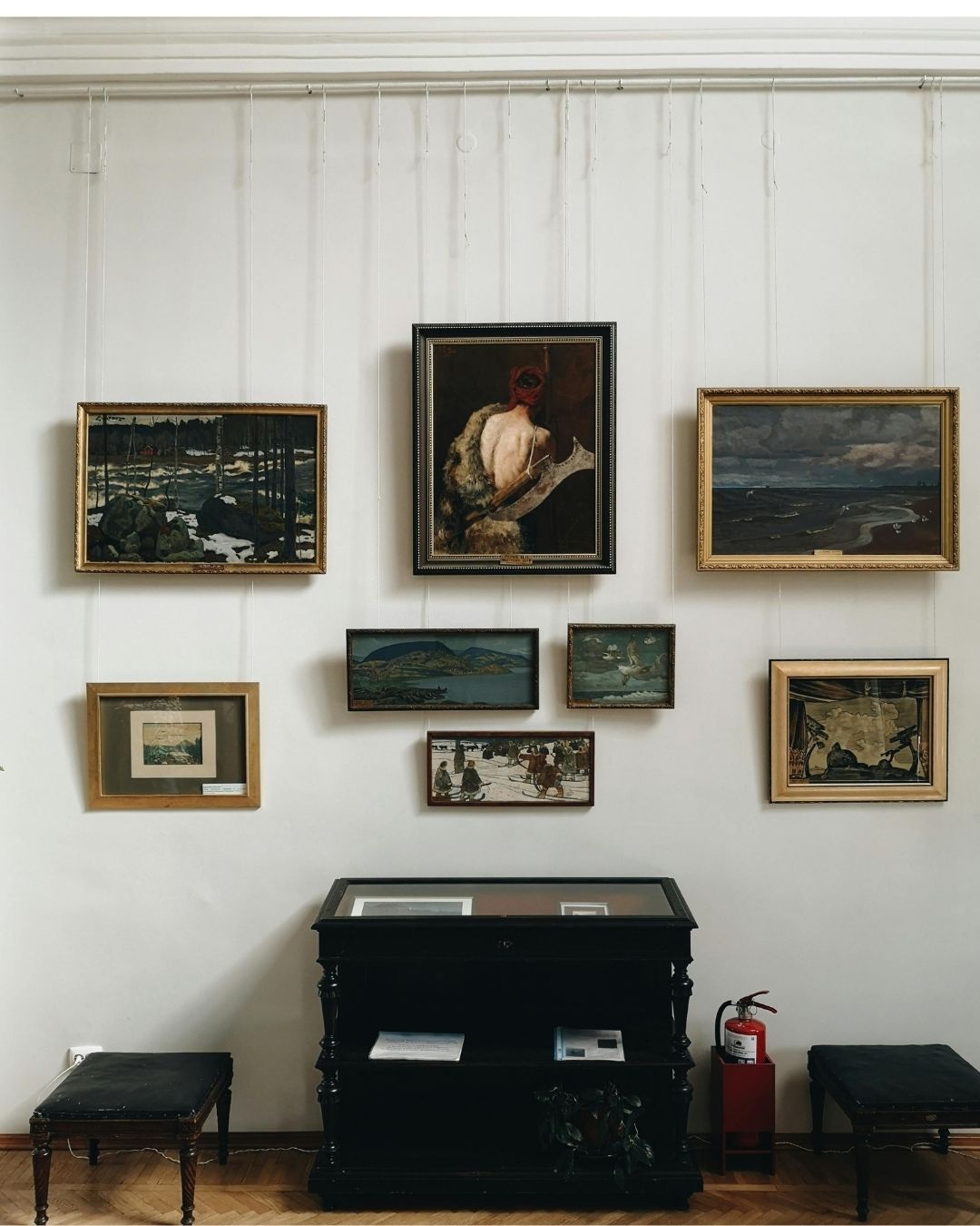 Create a Beautiful but Simple Gallery Wall – Little Miss Idea